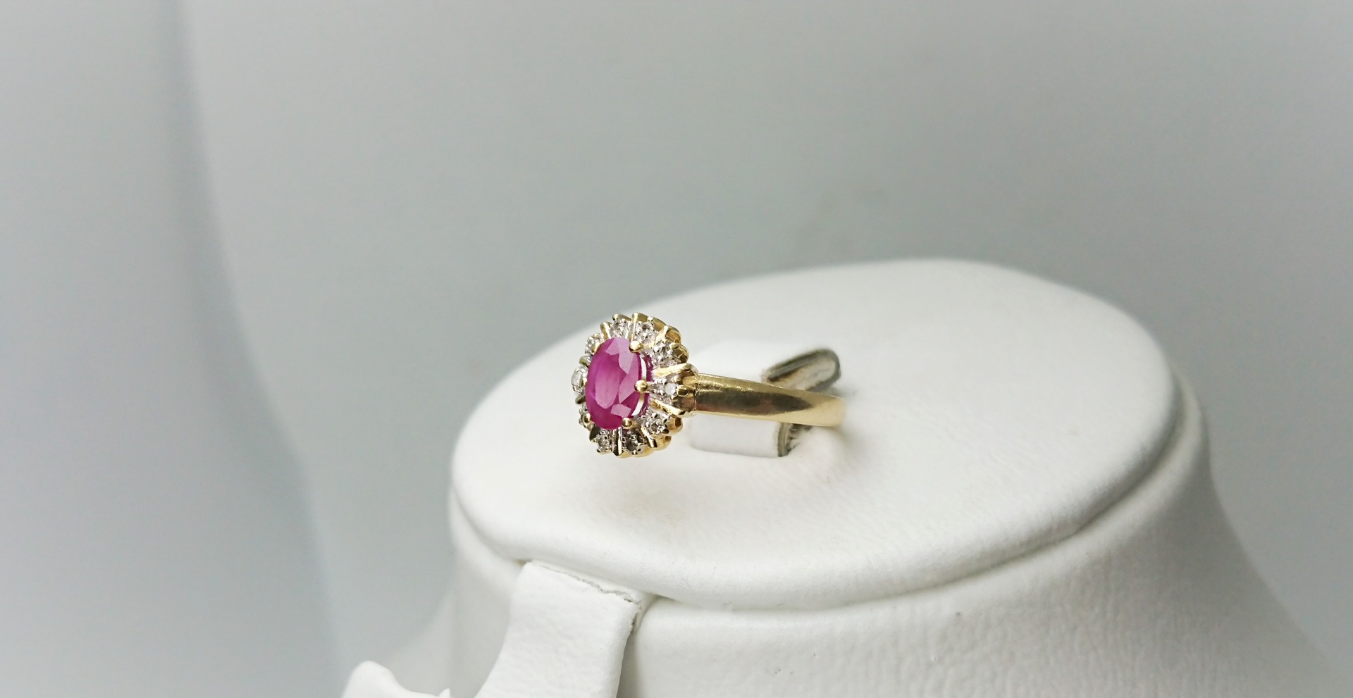 Vacker vintage diamant ring i 18k guld med äkta rubin sten, 17,4mm ...