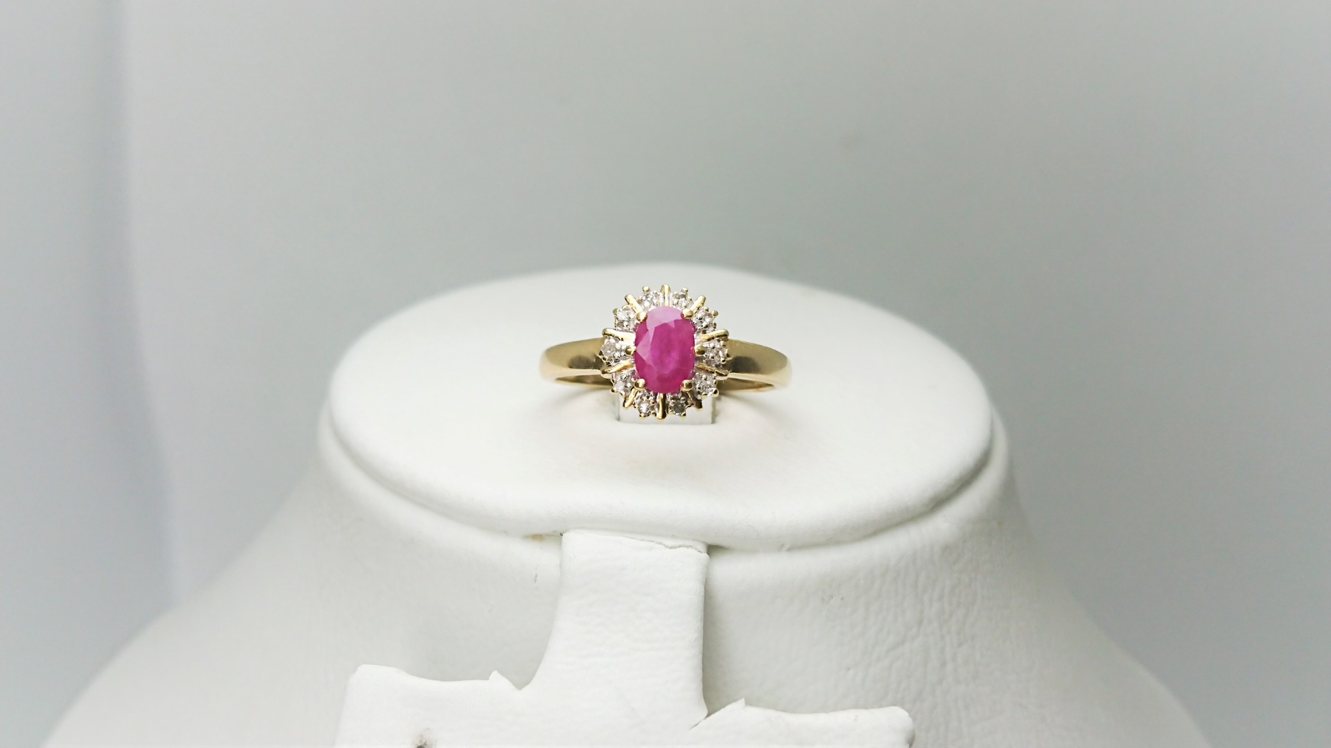 Vacker vintage diamant ring i 18k guld med äkta rubin sten, 17,4mm ...