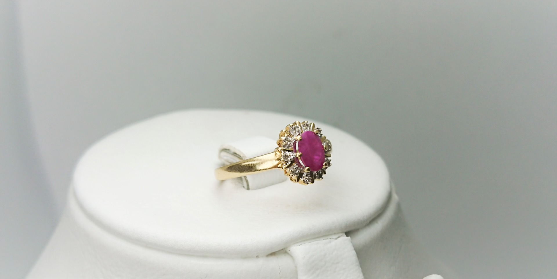 Vacker vintage diamant ring i 18k guld med äkta rubin sten, 17,4mm ...