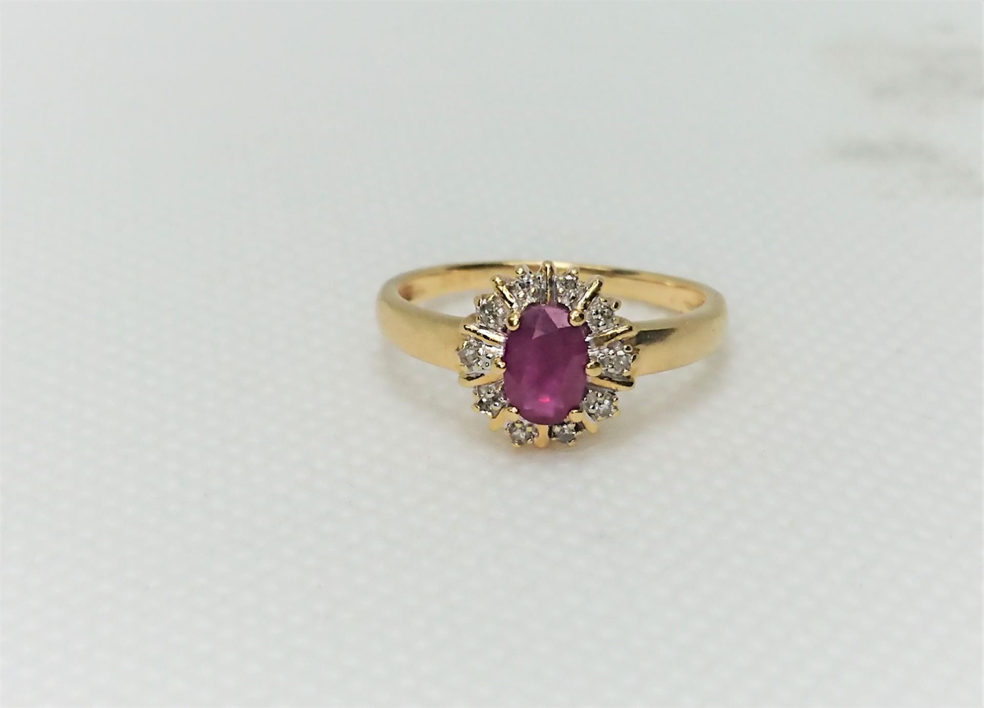 Vacker vintage diamant ring i 18k guld med äkta rubin sten, 17,4mm ...